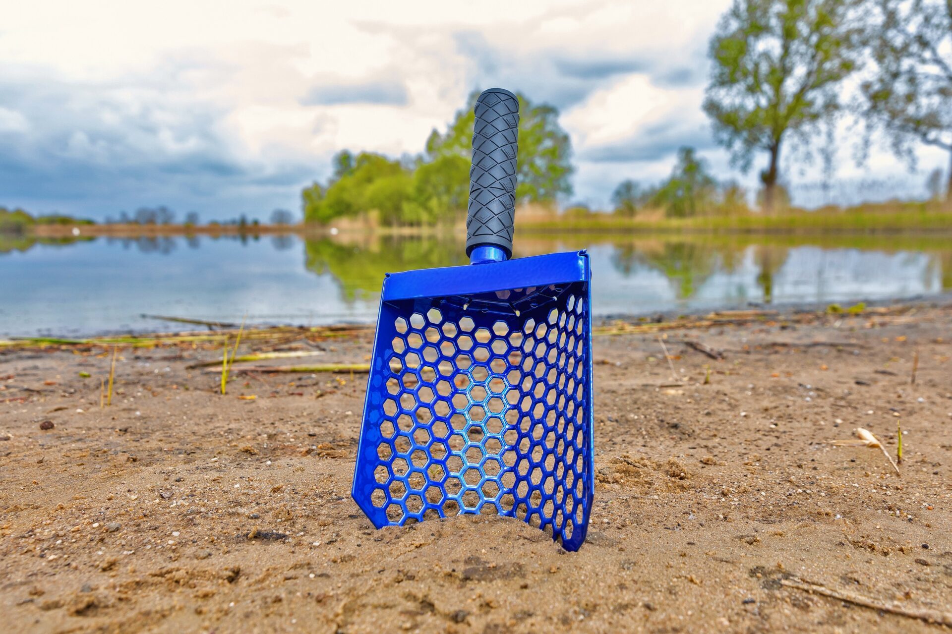 Daytona Blue Beach Shovel - Motley Diggingtools